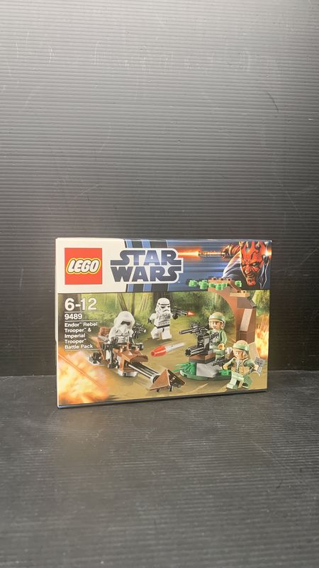 Lego 9489 Star Wars Endor Rebel Trooper & Imperial Trooper Battle Pack 2012