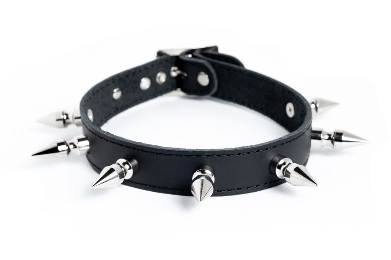 Choker en cuir avec 7 gros spikes – C34GS