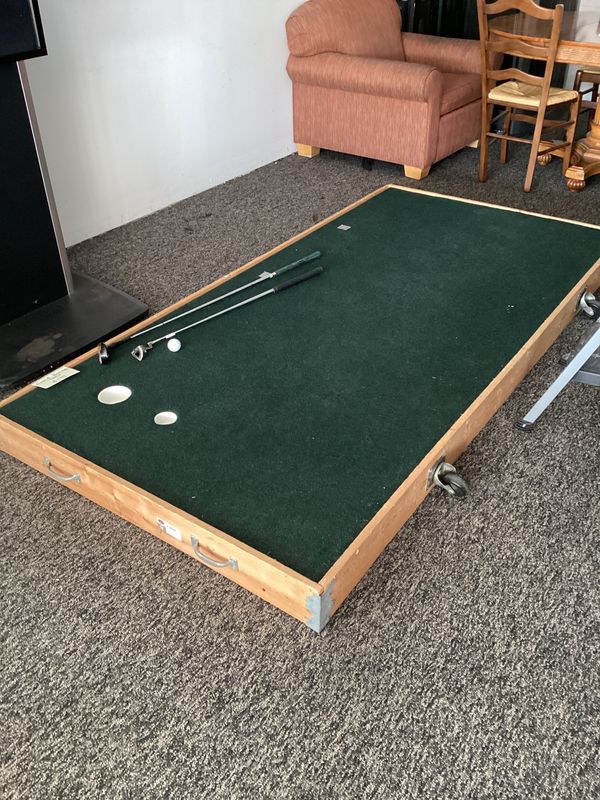 Golf putting table