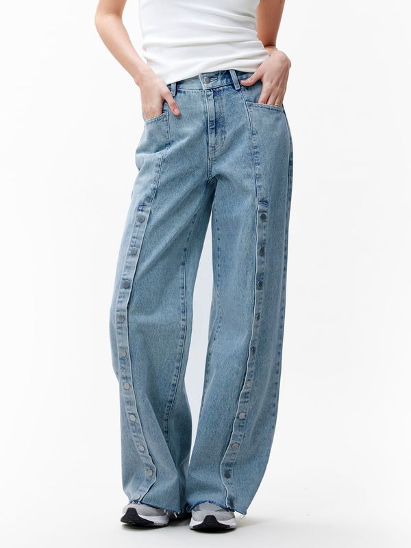 Loose jeans with snap buttons