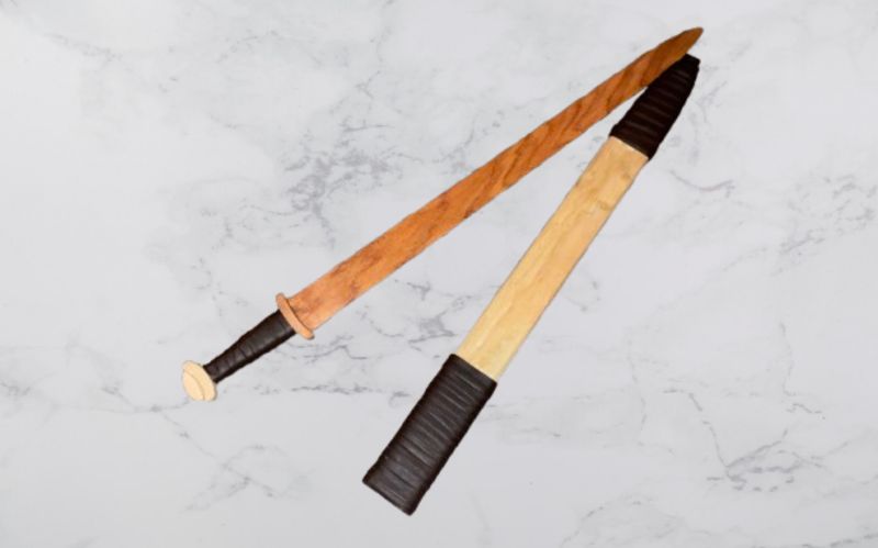 Dyneja sverd med slire