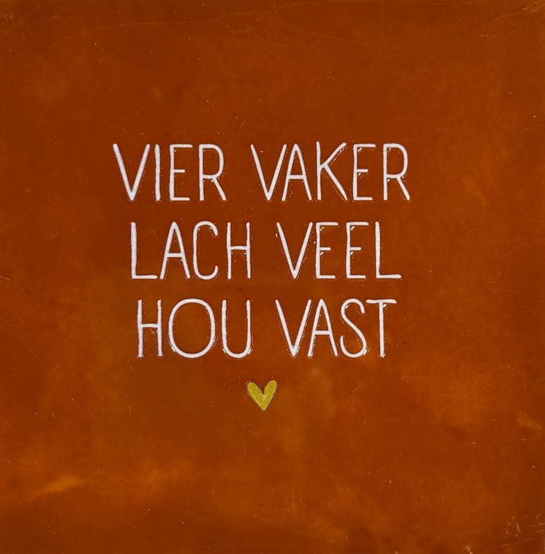 Tegel - 'vier vaker lach veel hou vast' terra/creme