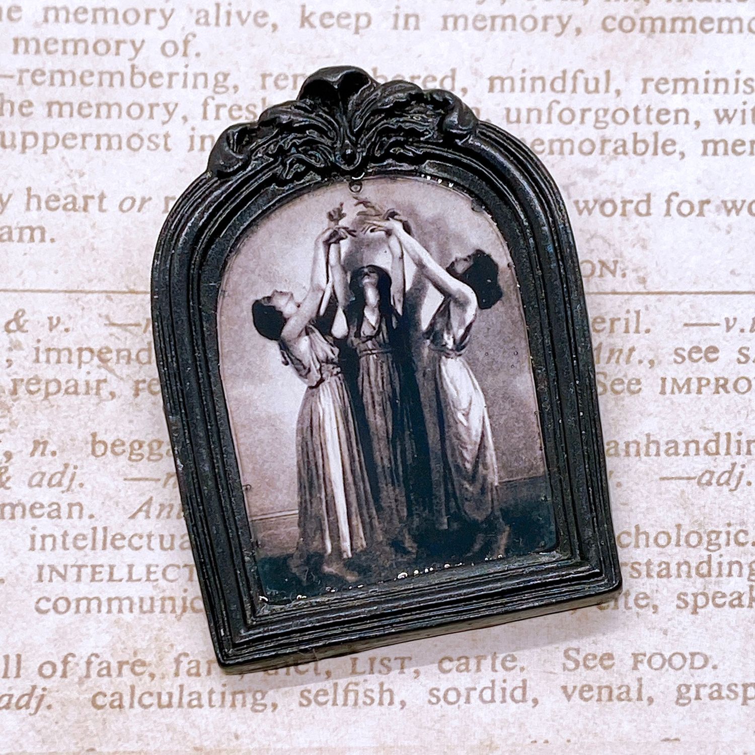 frame brooch (three graces)