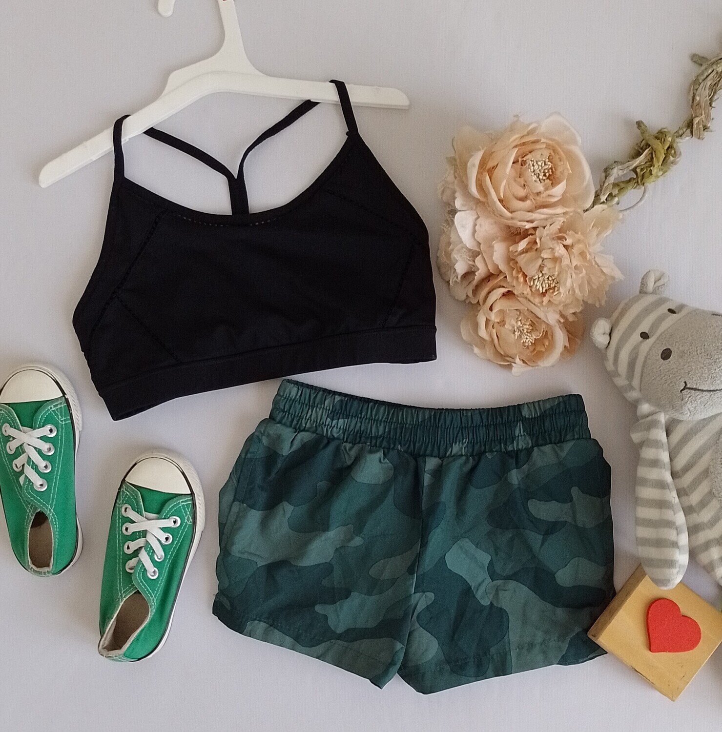 TOP Y SHORT ABIERTO DE LOS LADOS