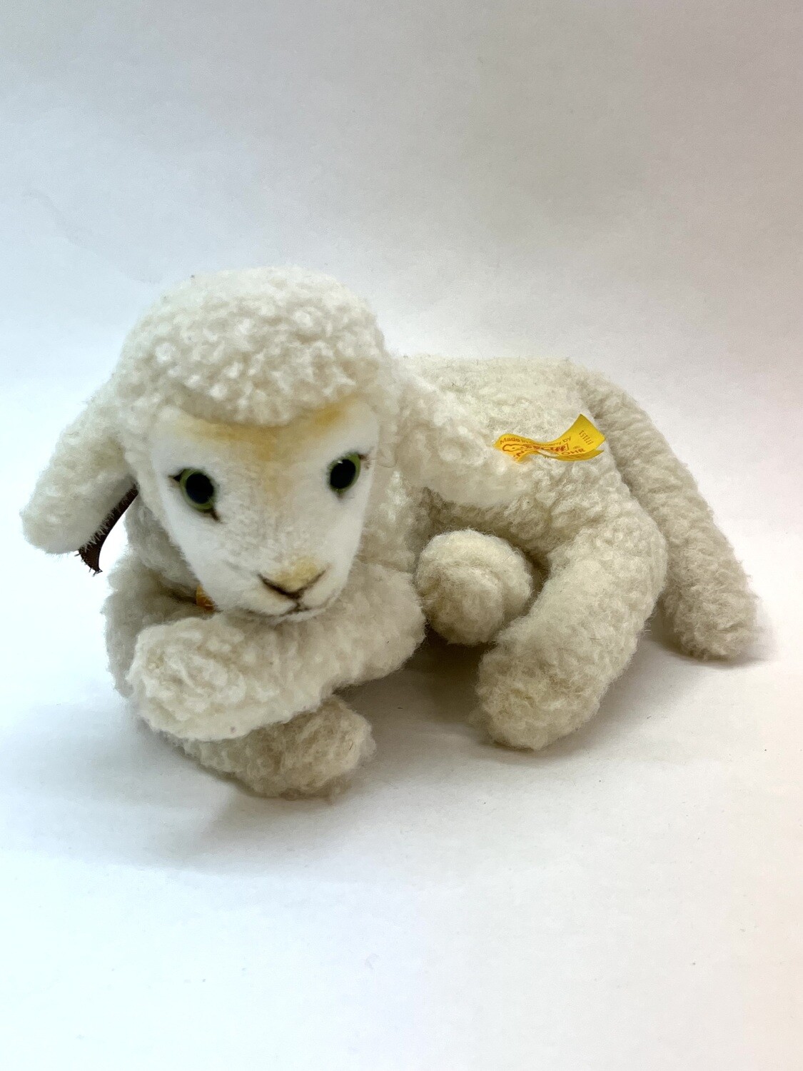 Steiff Lamm Lamby 073151 mit Knopf, Fahne und Brustschild liegend 30cm ...