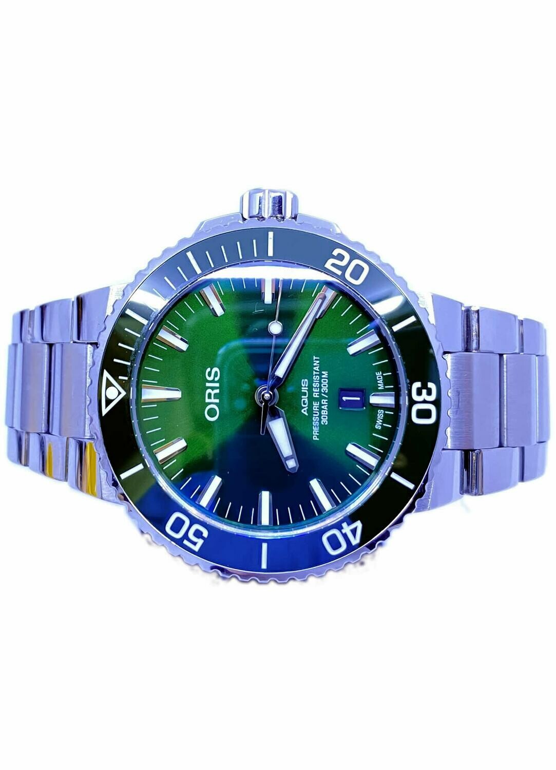 Oris Aquis Date Green Dial on Bracelet - Exquisite Timepieces