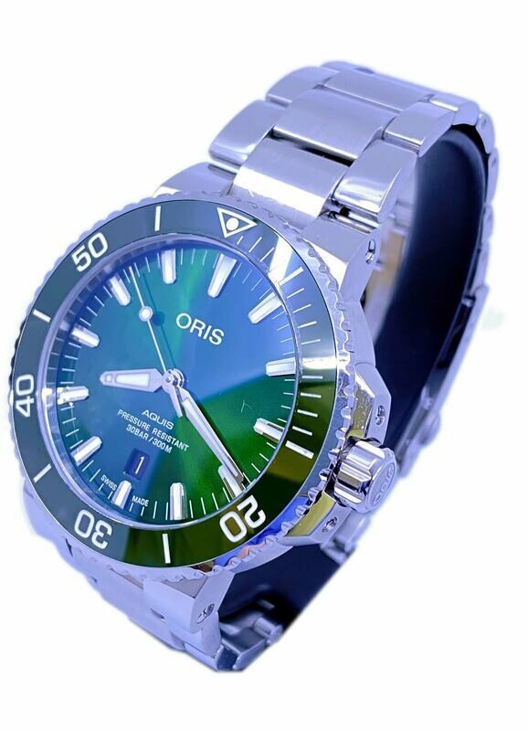 Oris Aquis Date Green Dial on Bracelet - Exquisite Timepieces