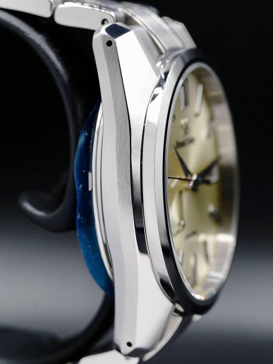 Grand Seiko SBGA373 - Exquisite Timepieces