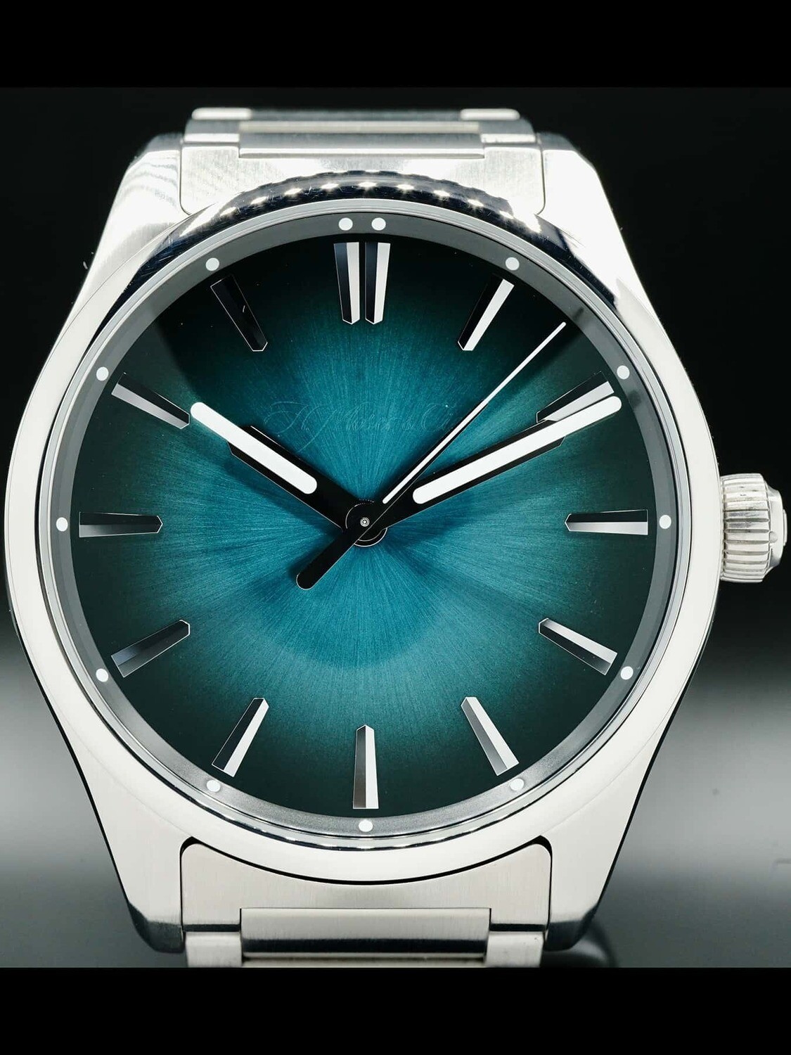 H. Moser & Cie. Pioneer Centre Seconds Mega Cool 3200-1214 - Exquisite ...