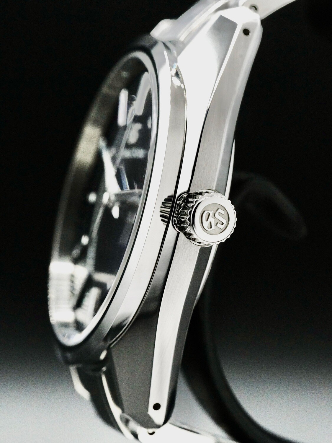 Grand Seiko SBGP005 - Exquisite Timepieces