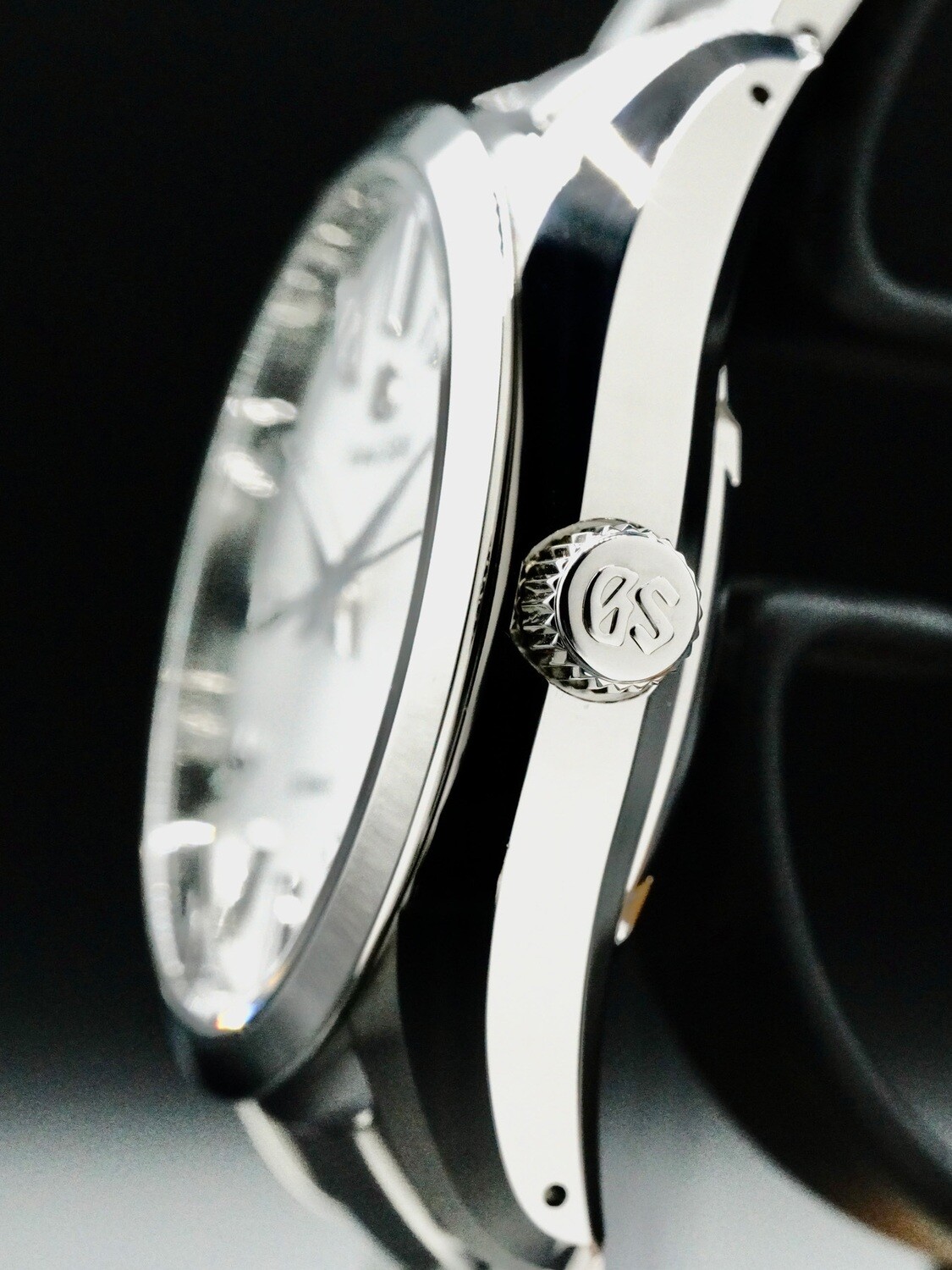 Grand Seiko SBGR307 - Exquisite Timepieces