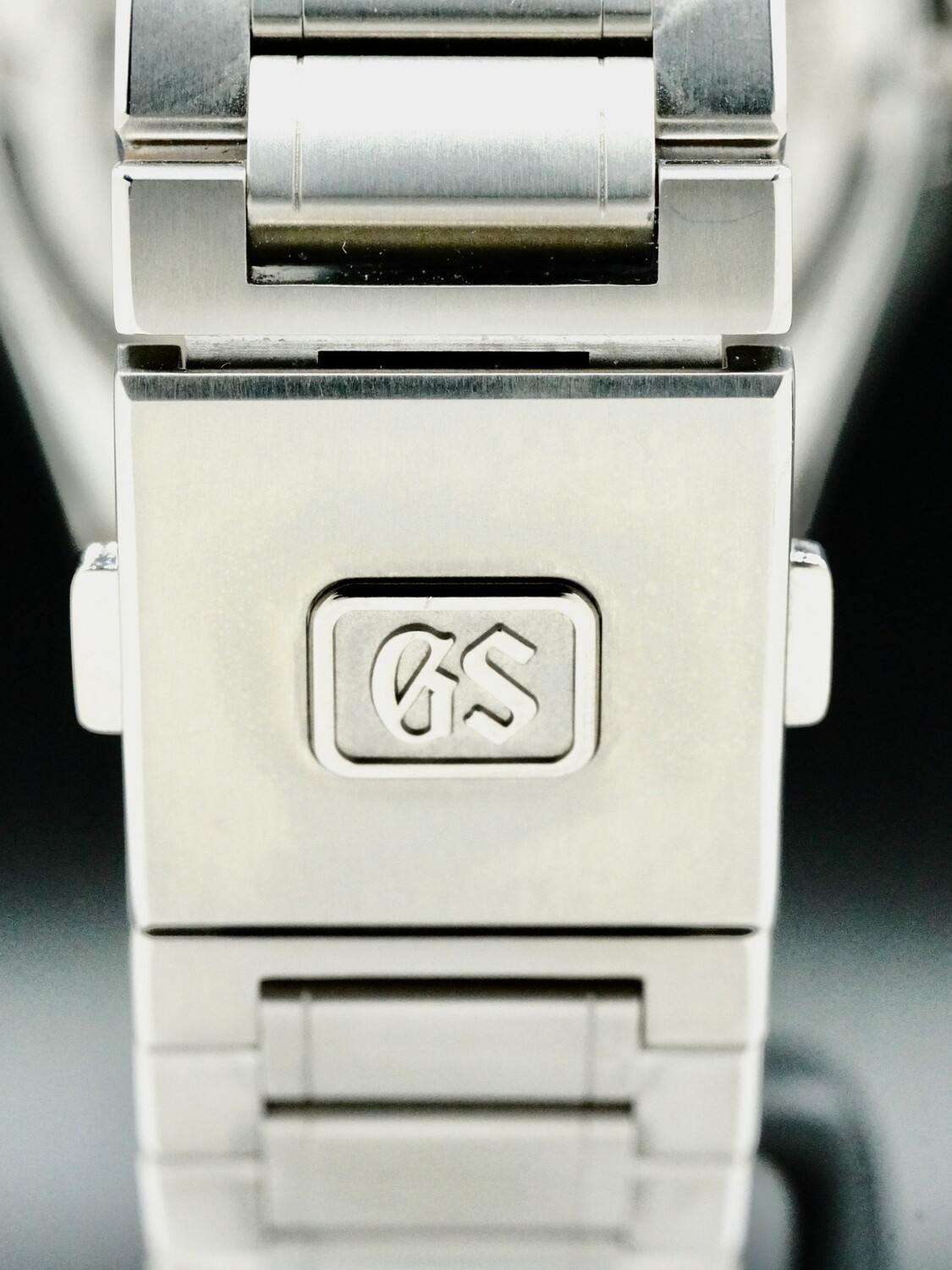 Grand Seiko SBGE285 - Exquisite Timepieces