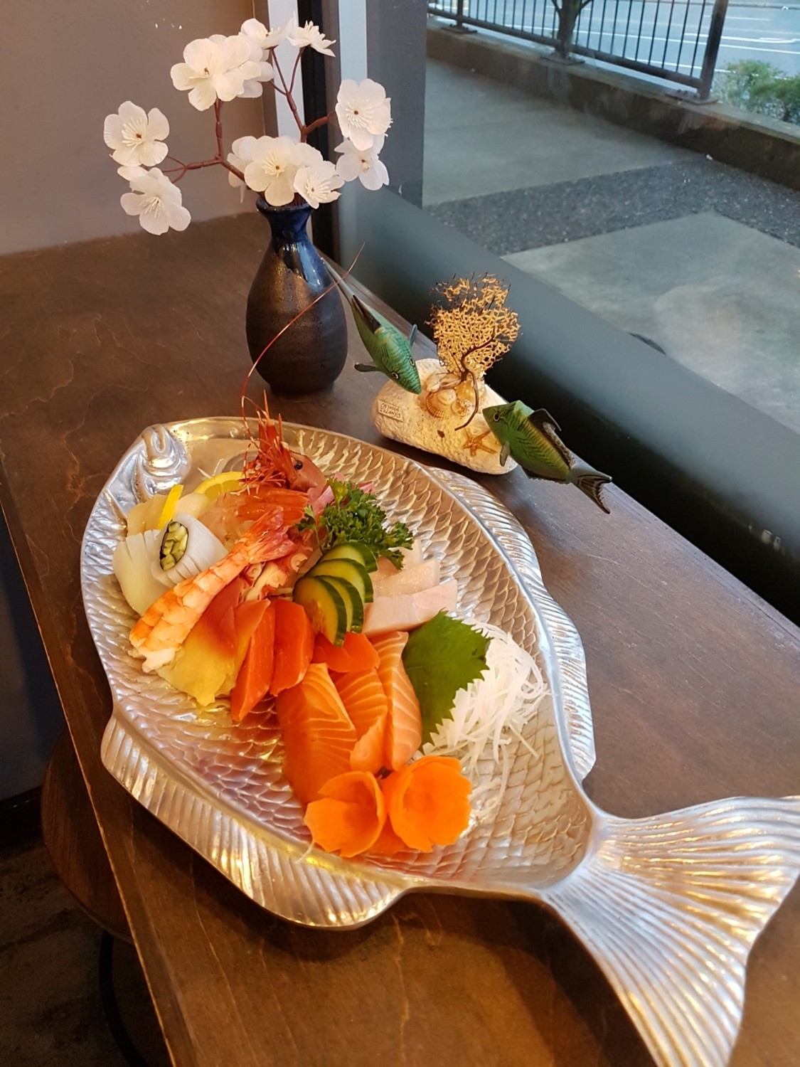Deluxe Assorted Sashimi (23 pcs)