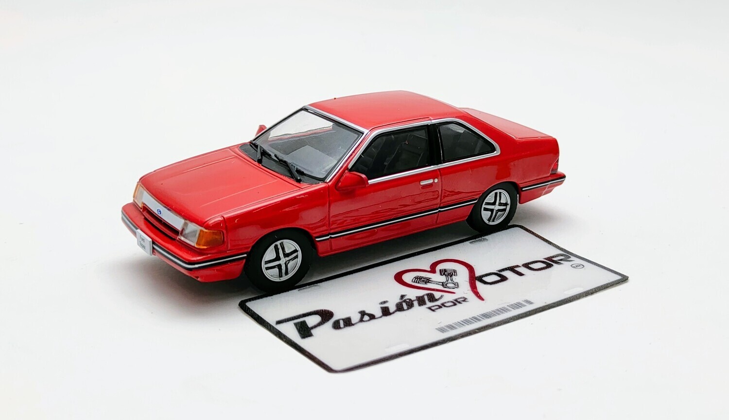 1:43 Ford Topaz GLX Coupe 1986 Rojo Ixo En caja