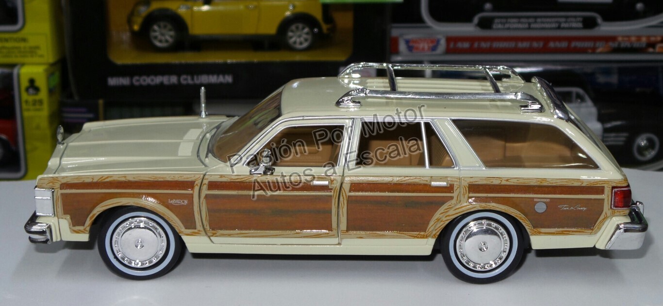 1:24 Chrysler Lebaron Town Country 1979 Beige Guayin Wagon Motor Max C caja