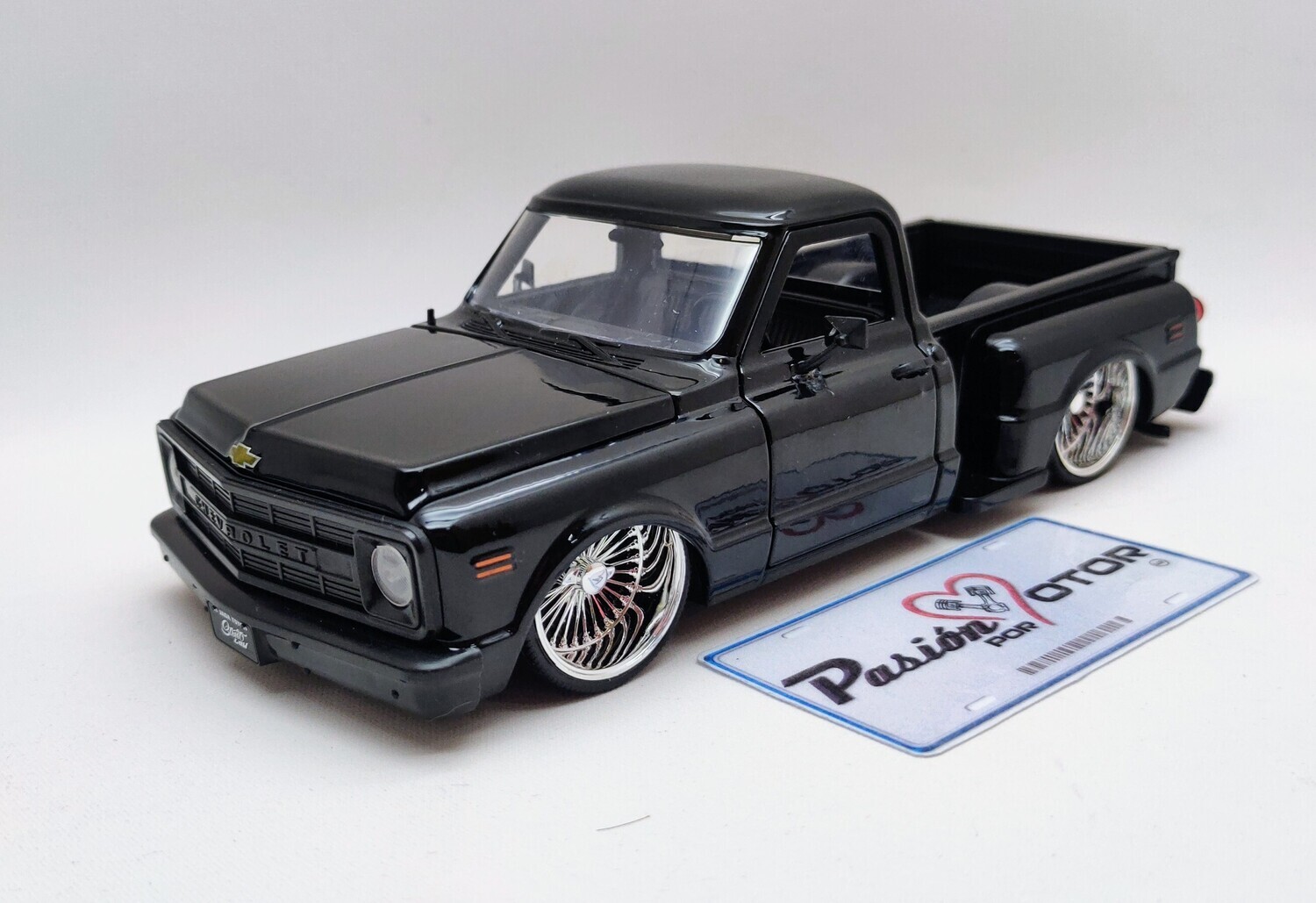 1:24 Chevrolet Pick Up C-10 Stepside Low Rider Jada Toys Street Low