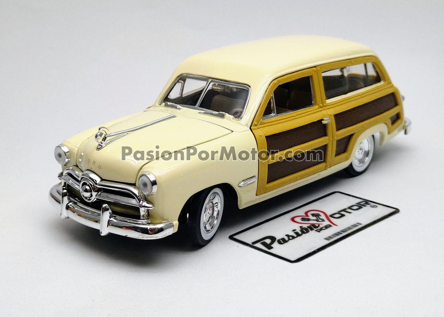 1:24 Ford Woody Wagon 1949 Beige Motor Max Guayin Display a Granel