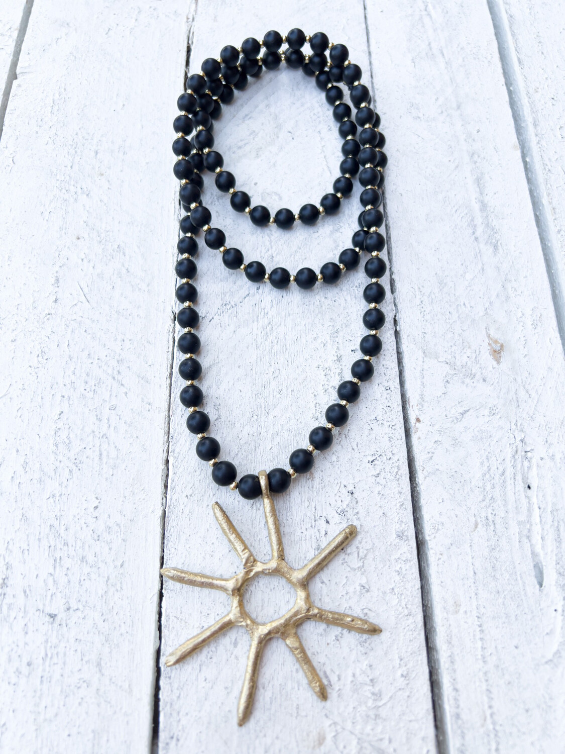 Collar piedra negra sol bronce