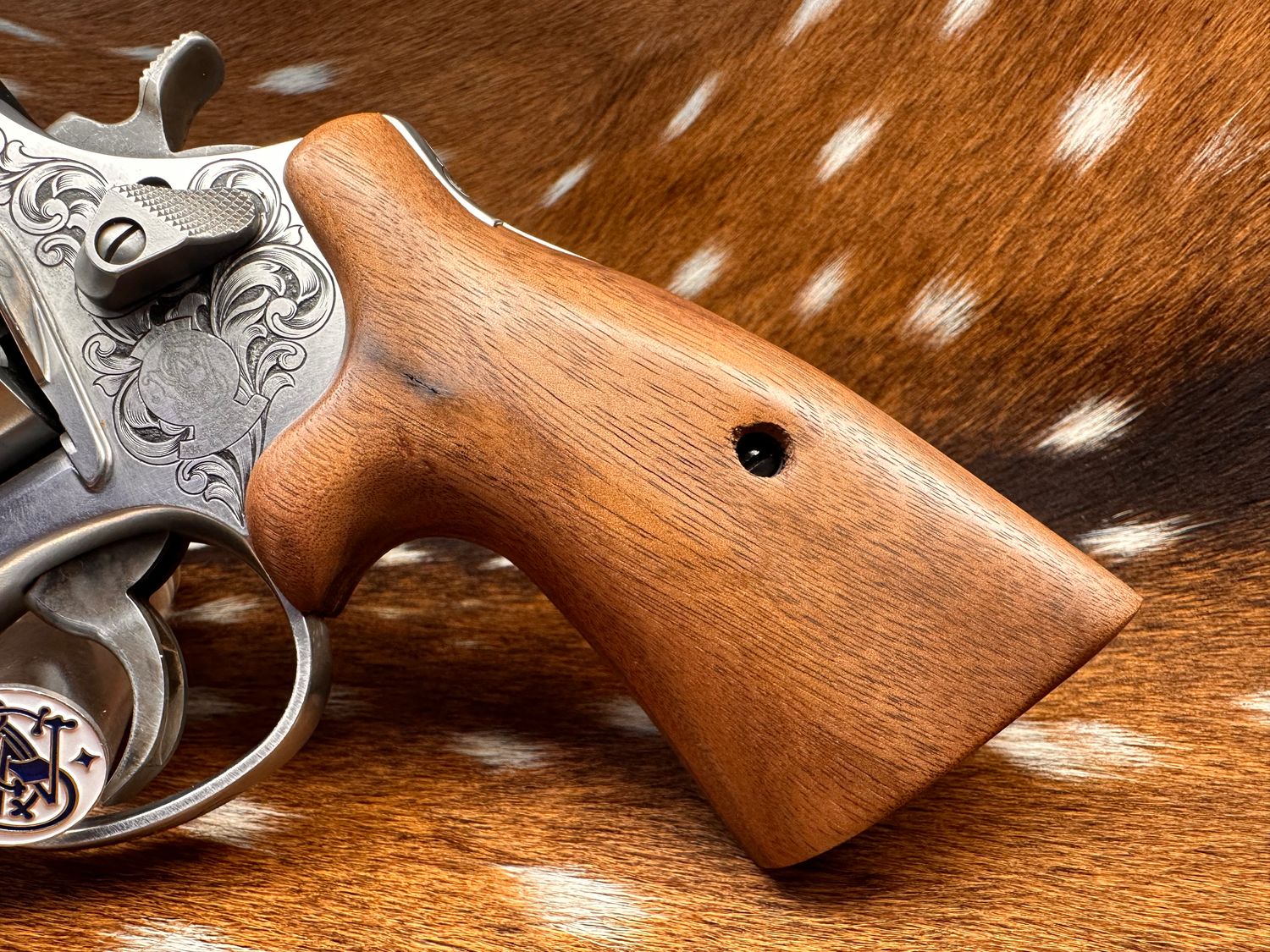 Smith & Wesson High Grade Walnut Bear Hug Grips (N FRAME)