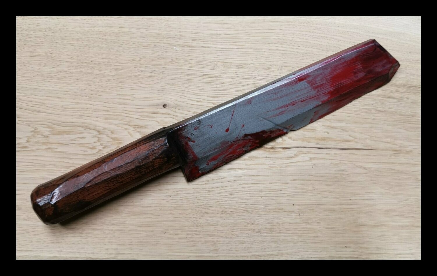 Blutiges rustikales Messer