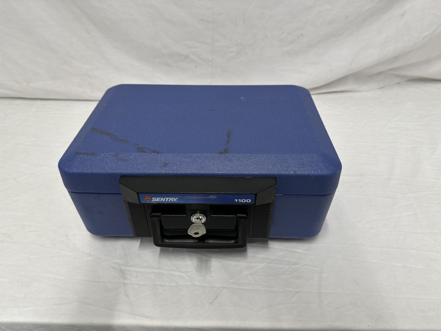 15a Sentry 1000 locking safe box with key