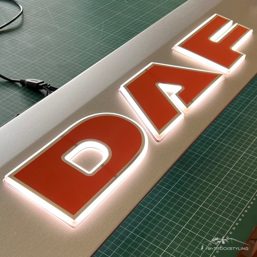 LED beleuchteter DAF Schriftzug