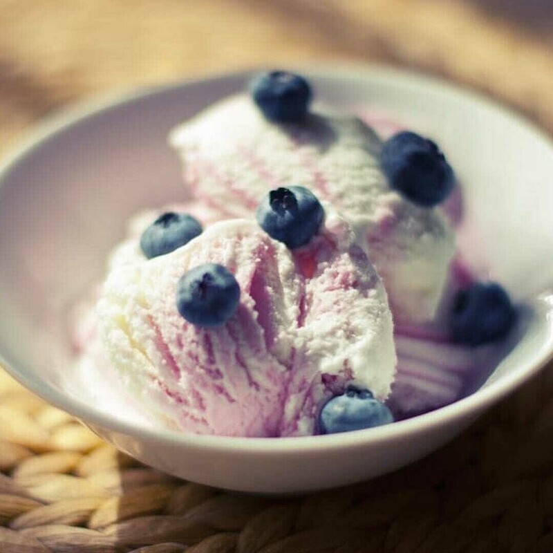 Inghetata artizanala de ciocolata alba si afine