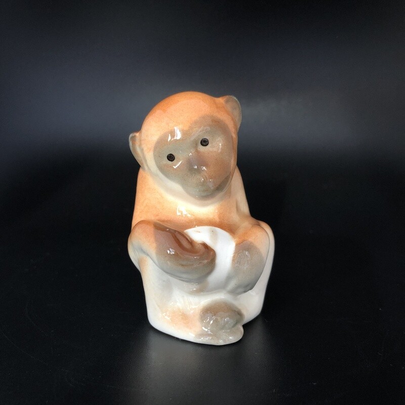 Статуэтка ЛФЗ «Обезьянка с мячом», СССР, фарфор, 1960-е гг.