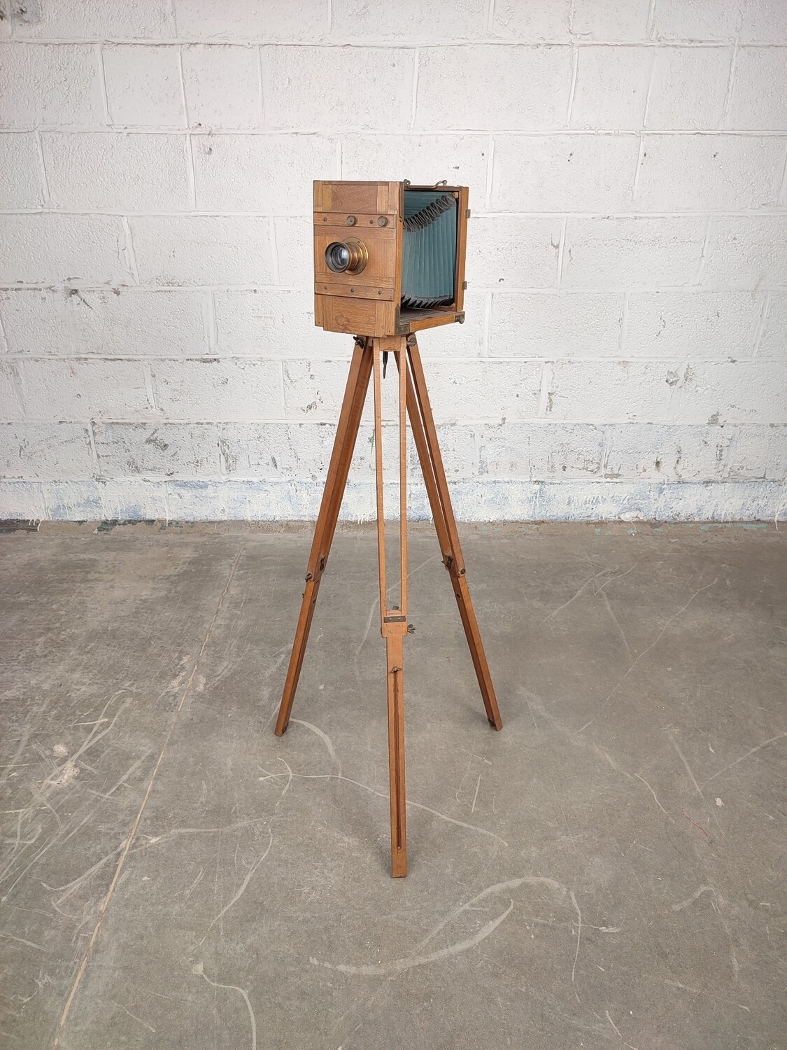 Antieke houten camera op statief