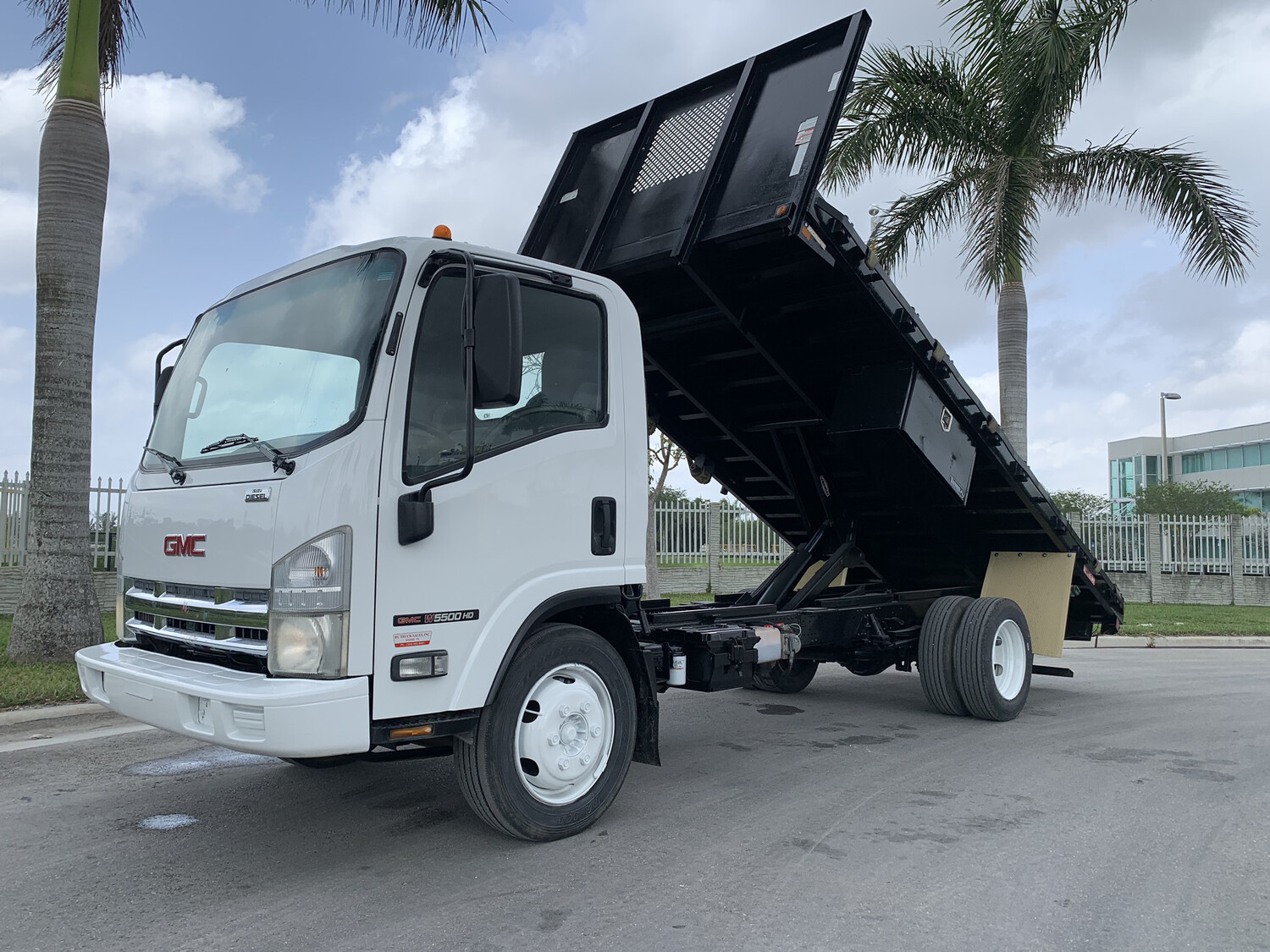 2008 GMC W5500 HD (Isuzu NRR) W/ 16’ Ft Flatbed Dump