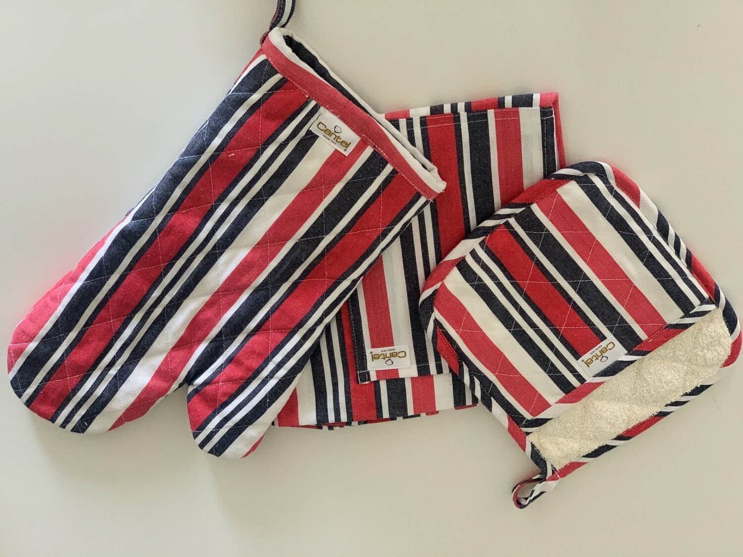 SET DE 4 IMPLEMENTOS PARRILLEROS (2 GUANTES, AGARRADERA Y GABACHA)