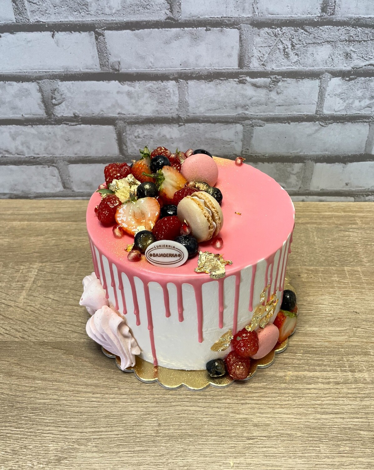 TORT Z DRIPEM, OWOCAMI I MAKARONIKAMI