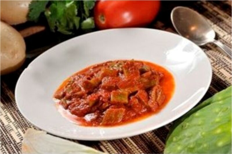 RES CON NOPALES EN SALSA DE CHILACATE