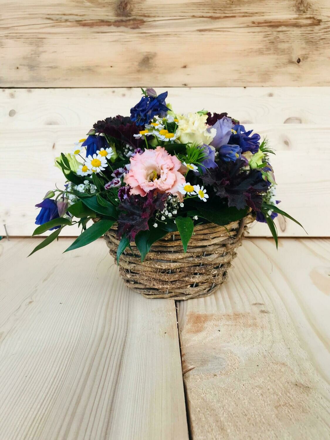 Korb gesteckt mit gemischten Blumen | Anemone Floristik