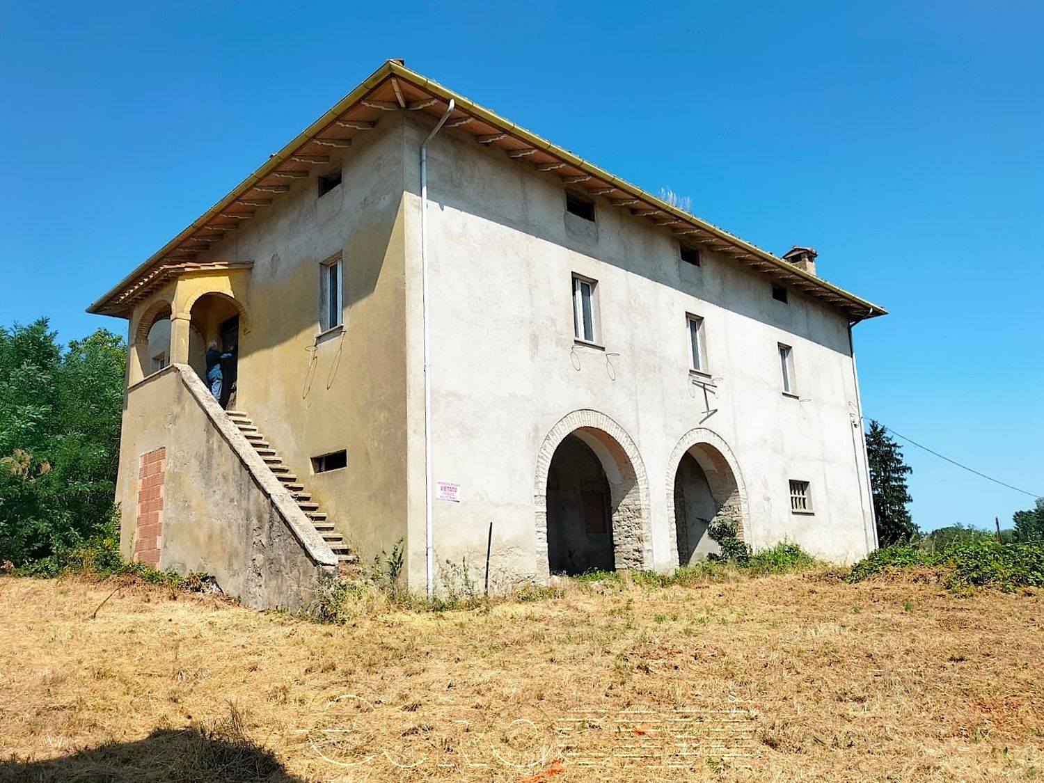 UMBERTIDE. Ampio casale con annesso.