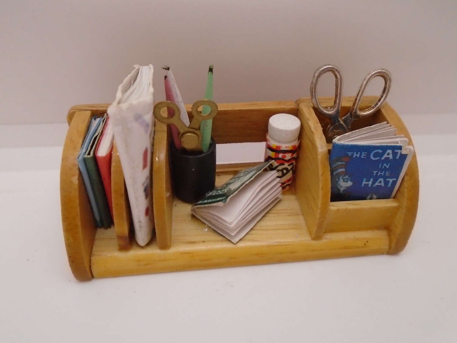 BOOK SHELF TIDY WITH CONTENTS