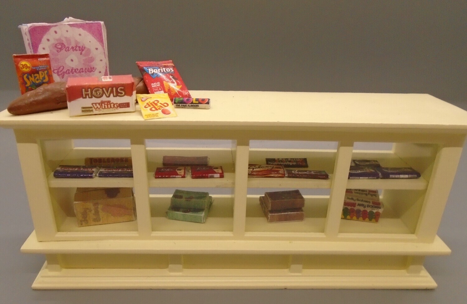 DRESSED CONFECTIONERY COUNTER