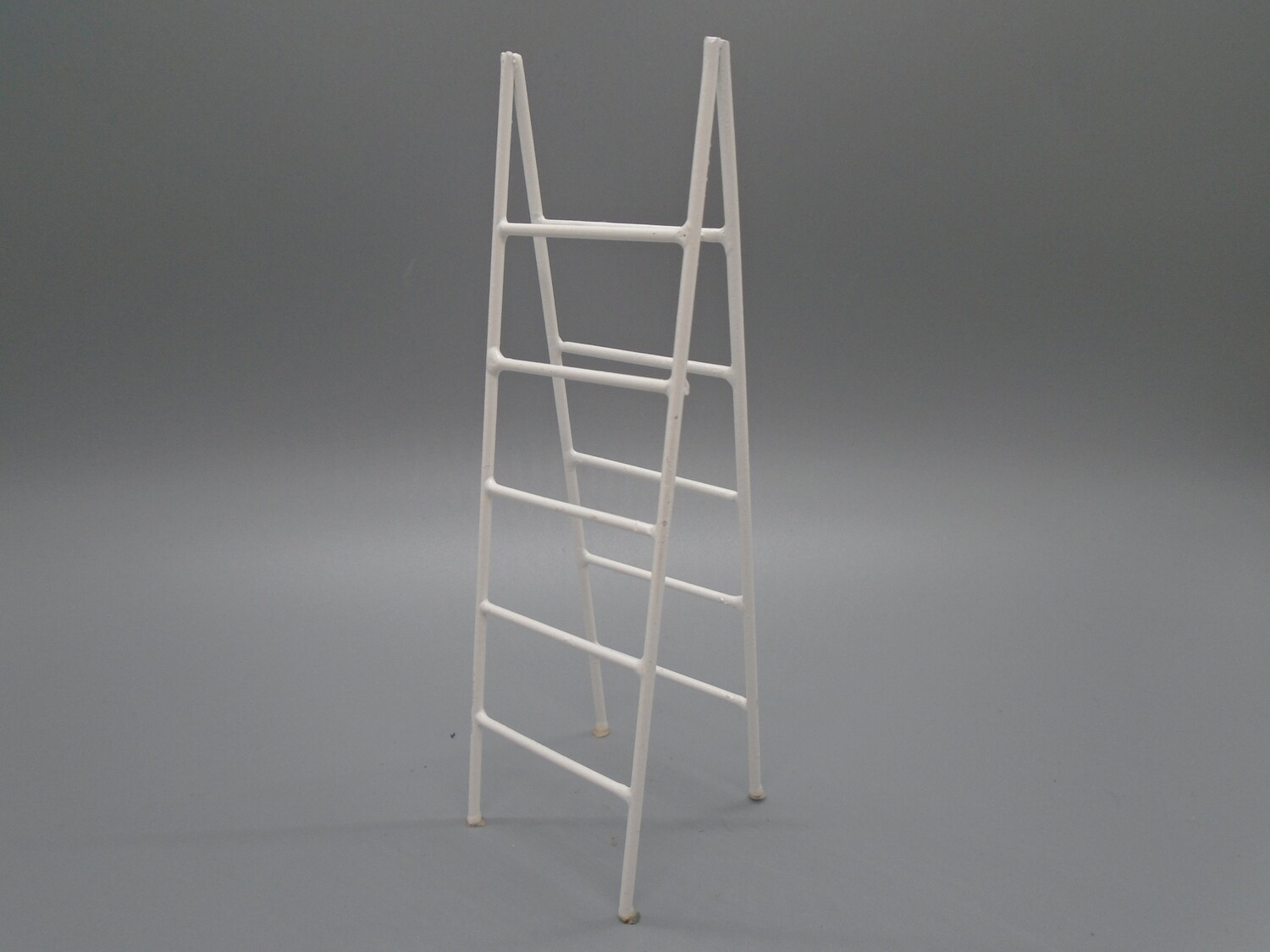 WHITE METAL LADDER