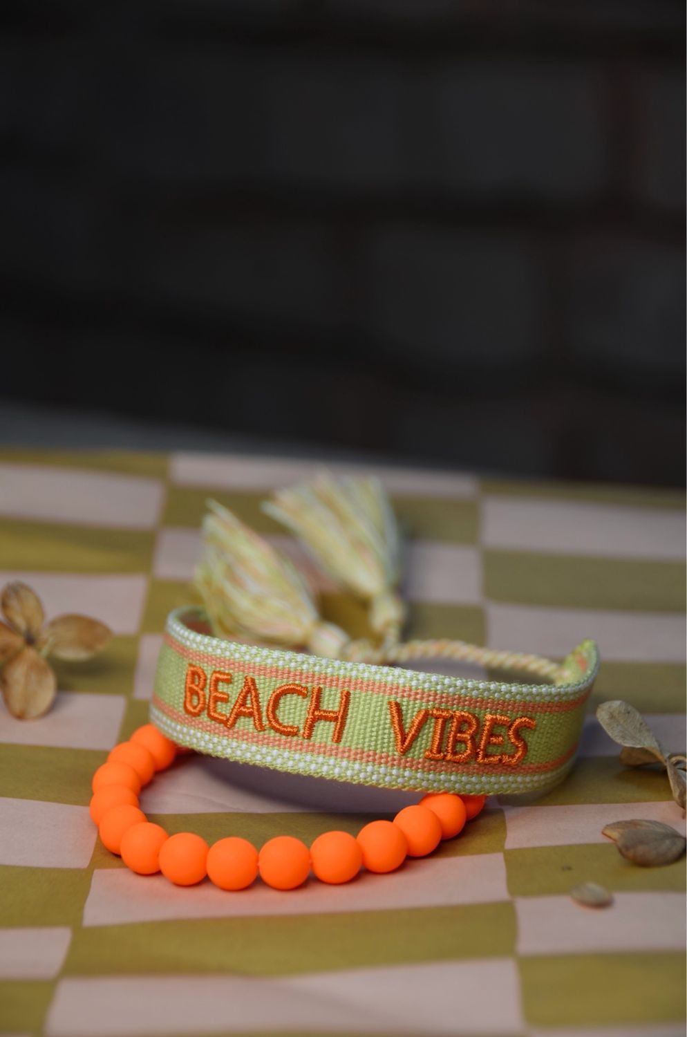 “Beach Vibes” gewebtes Armband in Grün und Orange