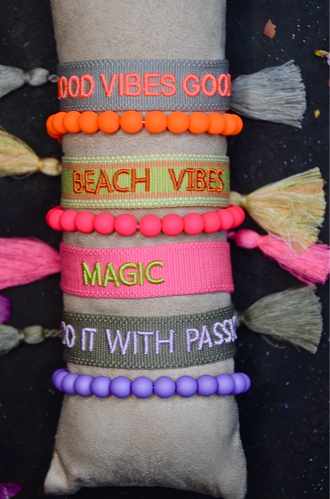 “Beach Vibes” gewebtes Armband in Grün und Orange