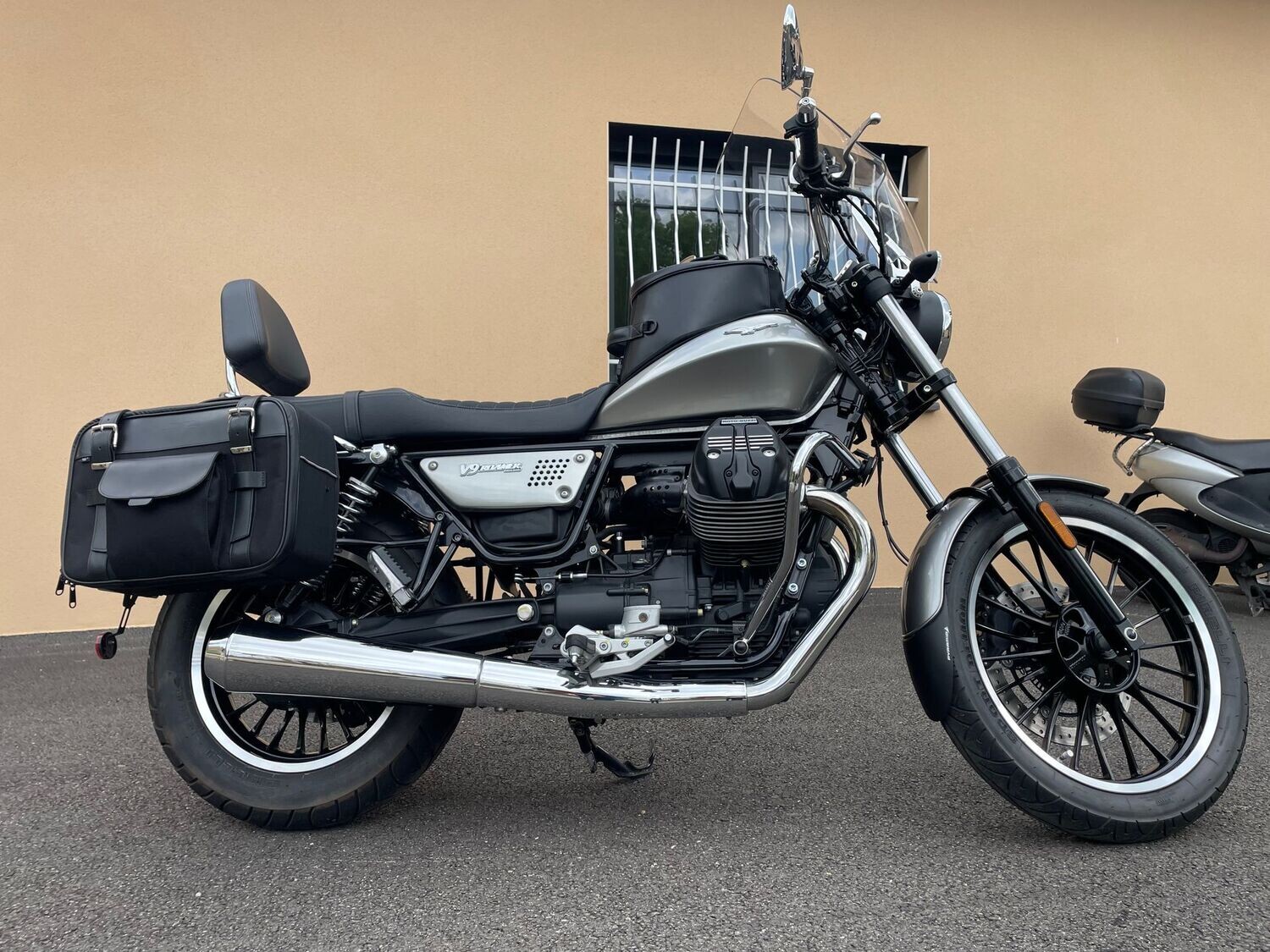 MOTO GUZZI V9 ROAMER