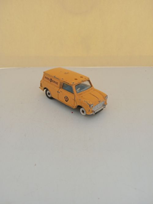 Dinky Mini Van - Missing tyres and back doors (GG24)