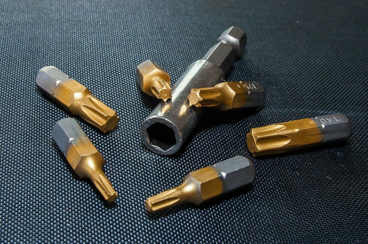 Bits and universal bit holder