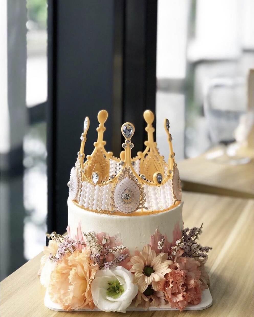 Mix Floral Queen Crown Cake