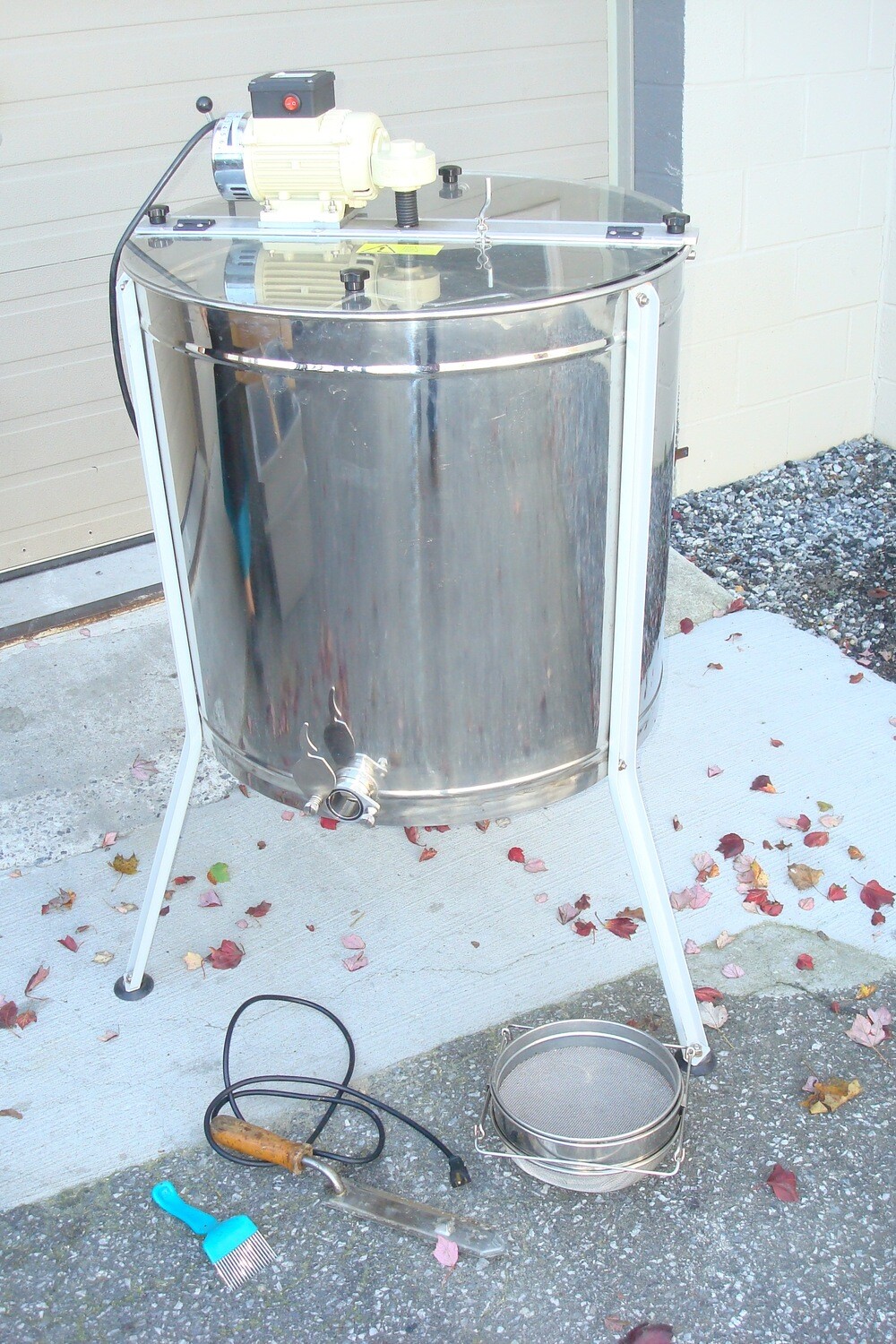 9 Frame Motor Powered Extractor Rental with Double sieve, Capping ...