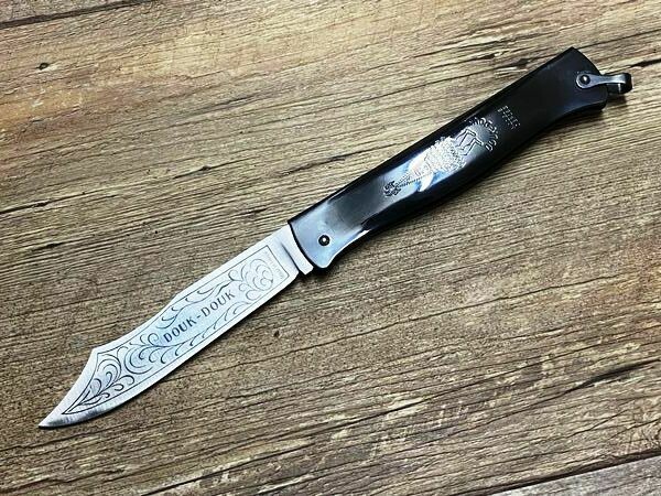 Das Douk Douk Geant 14 cm mit schwarzem Griff und Gürtellederholster, französisches ...