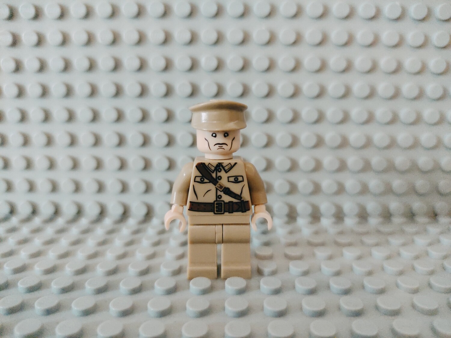 Lego Indiana Jones Minifigur Colonel Dovchenko