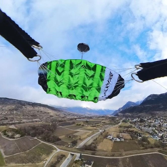 High Performance Speed Wing Swooping Toy Mini Parachute