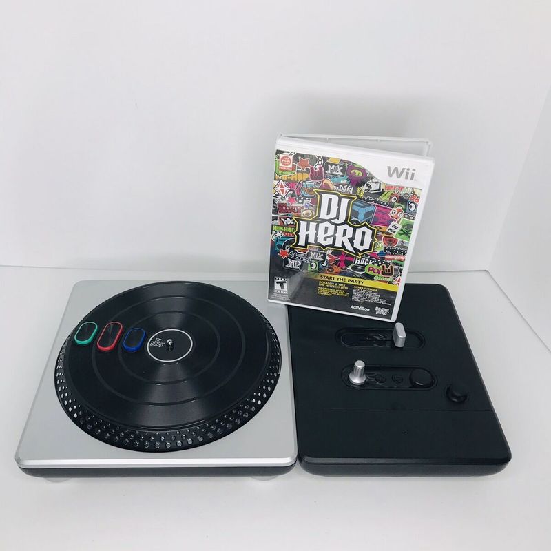 Nintendo Wii DJ Hero Turntable Scratch Controller su 2 žaidimais