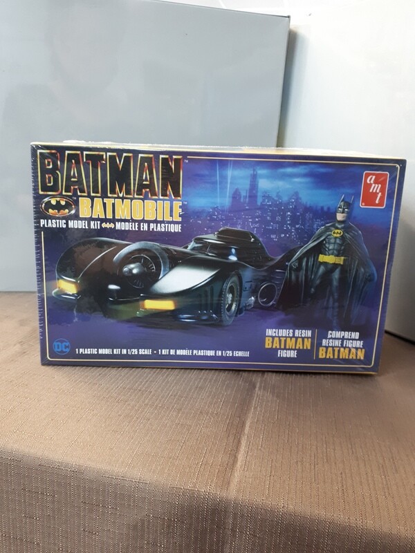 BATMAN BATMOBILE MODEL KIT AMT1107
